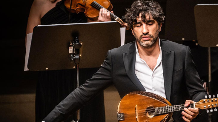 O Μαντολινίστας Avi Avital Συμπράττει με την Κ.Ο.Θ. στο Μέγαρο Μουσικής ...